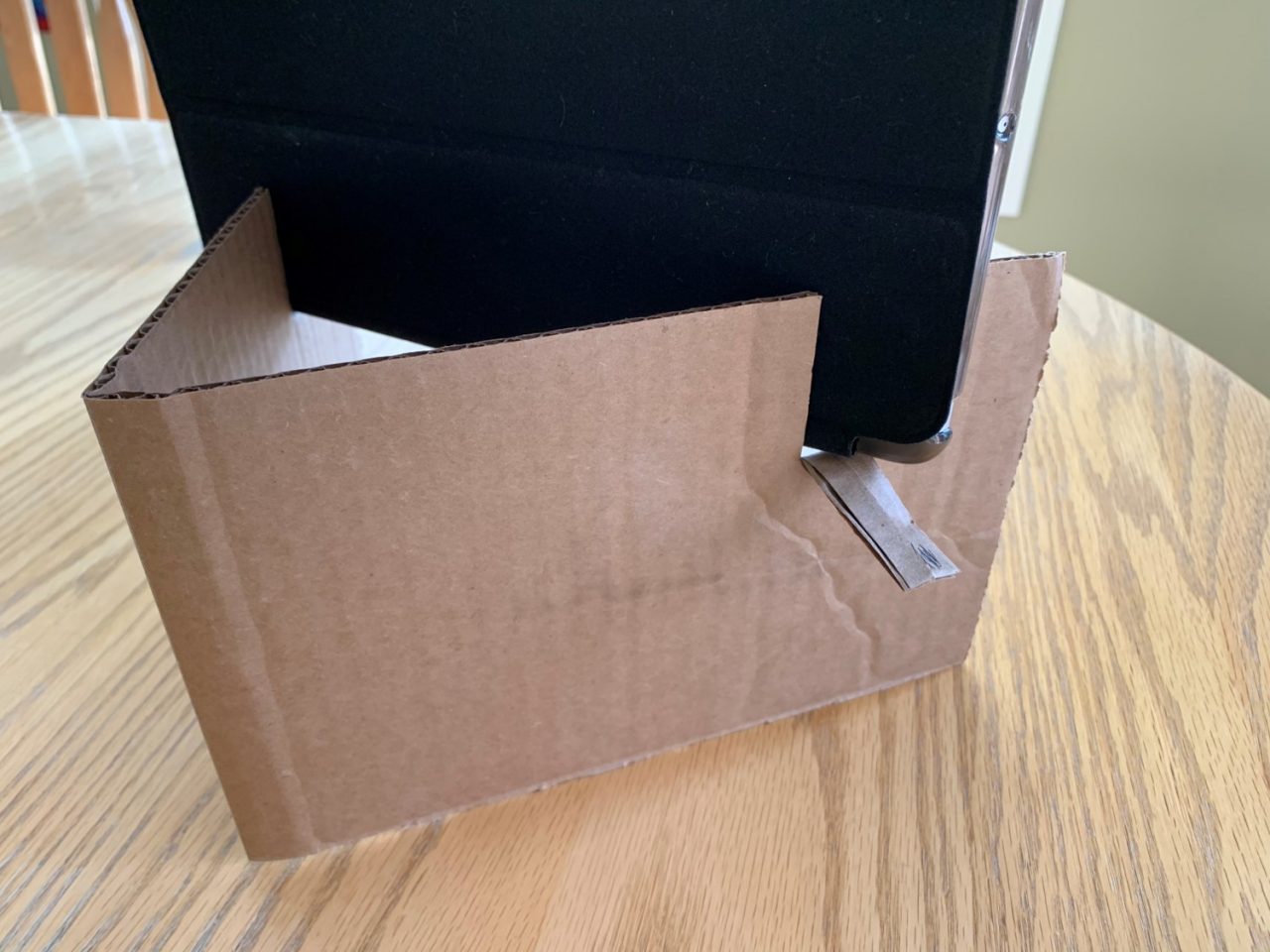 Create a stand for your iPad or tablet from a piece of cardboard ...